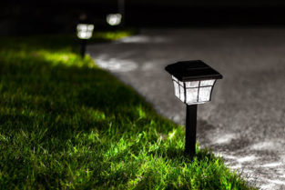 6 Types of Driveway Lighting Ideas & 10 Beautiful Examples