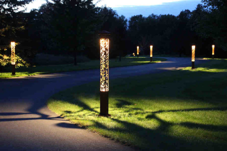 6 Types of Driveway Lighting Ideas & 10 Beautiful Examples